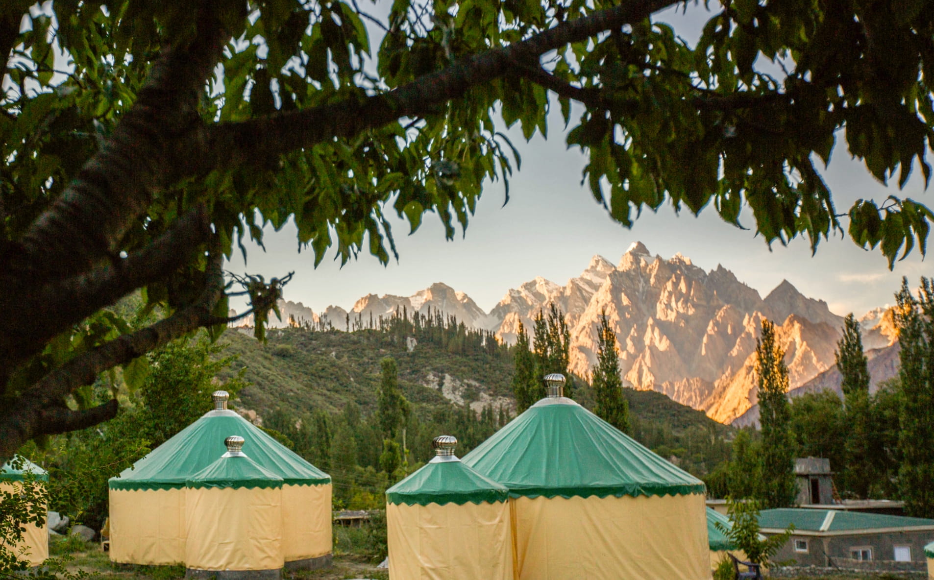 Roomy Yurts, Gulmit
