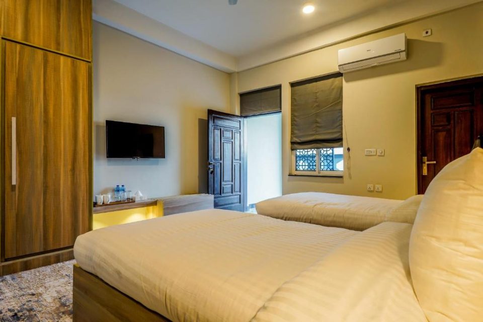 Roomy Crossroads Hotel – MTM Booking