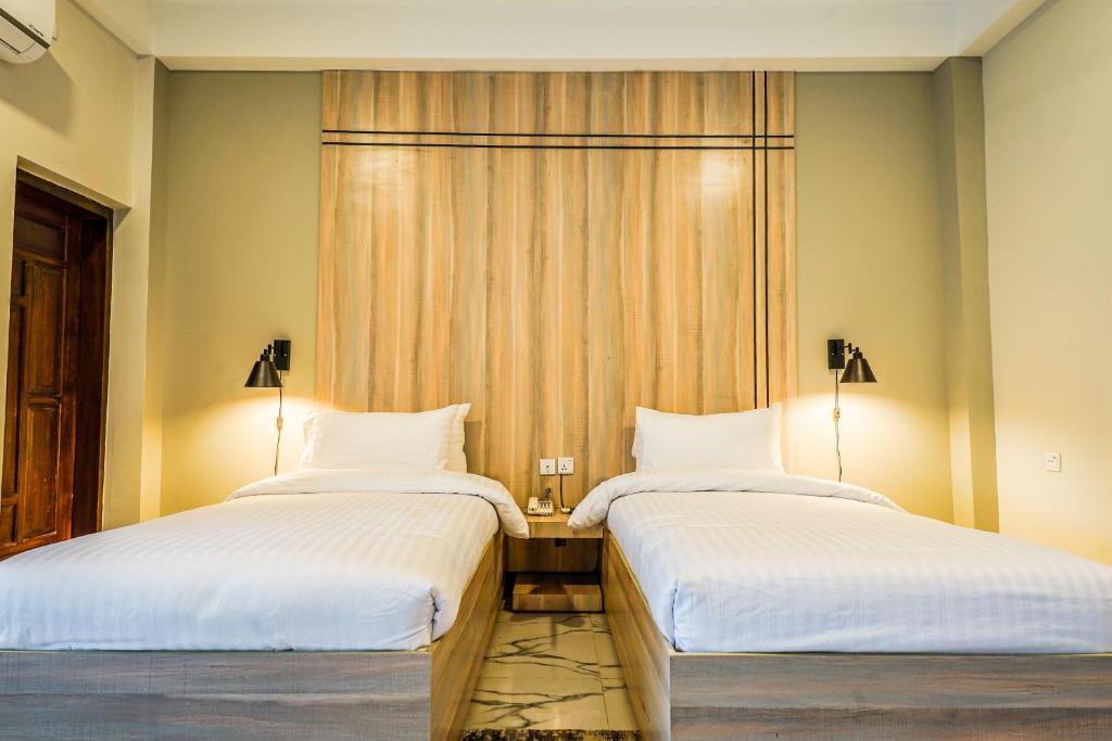 Roomy Crossroads Hotel – MTM Booking