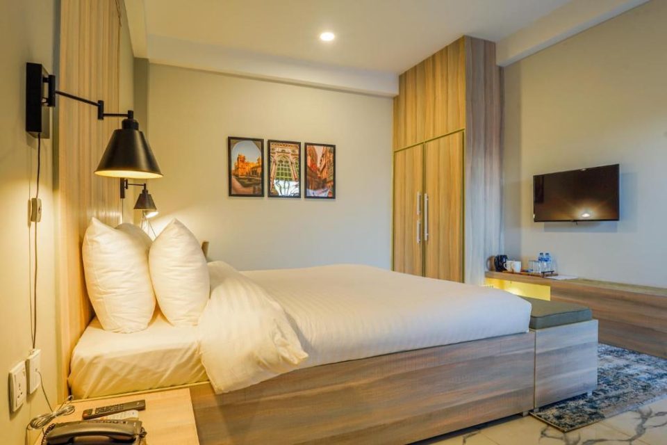 Roomy Crossroads Hotel – MTM Booking