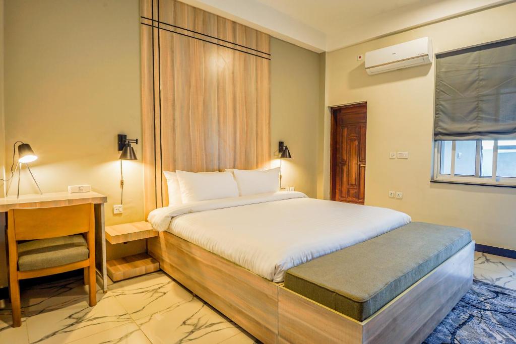 Roomy Crossroads Hotel – MTM Booking